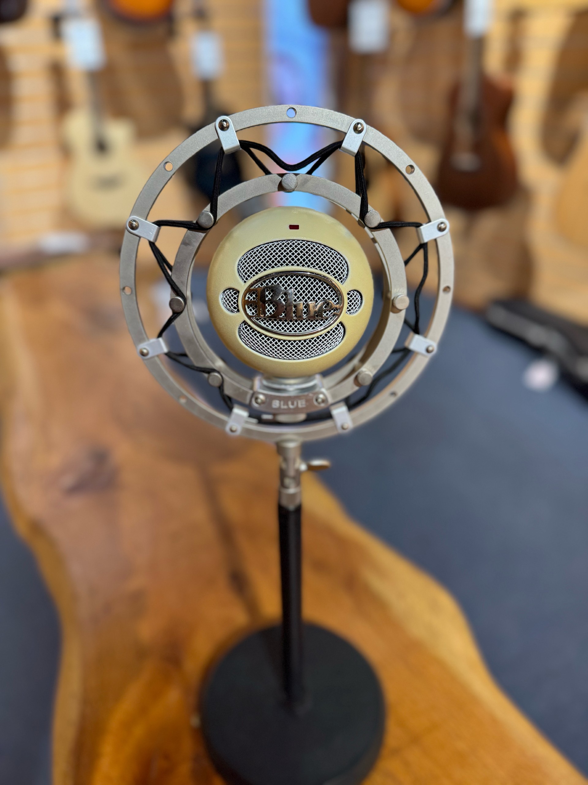 Pre Loved BLUE Snowball Mic With Holder and Stand | Cookes
